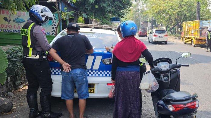 Operasi Patuh Semeru 2024 di Jombang, 20 Pengendara Motor Tak Pakai Helm Ditilang Polisi - Surya ...