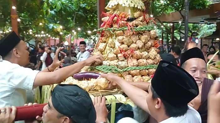 Pengunjung Antusias Berebut Tumpeng Ketupat Cokelat di Tempat Wisata Kampung Coklat Blitar ...