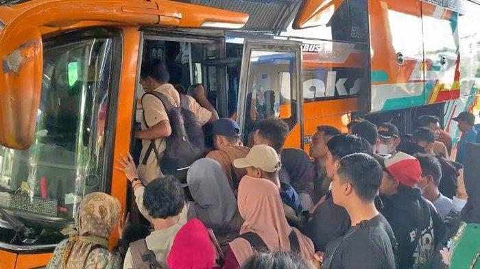 Penumpang Arus Balik Lebaran 2024 Menumpuk, Terminal Seloaji Ponorogo ...