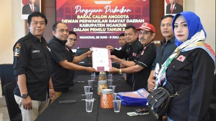 Hari Terakhir Perbaikan Berkas Bacaleg, KPU Nganjuk Tidak Menerima Setelah Melewati Pukul 23.59 ...