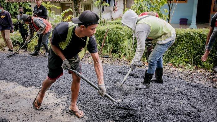Bupati Hendy Siswanto Cek Pekerjaan Perbaikan Jalan di Sela Kegiatan Wis Wayahe Jember Berbagi ...