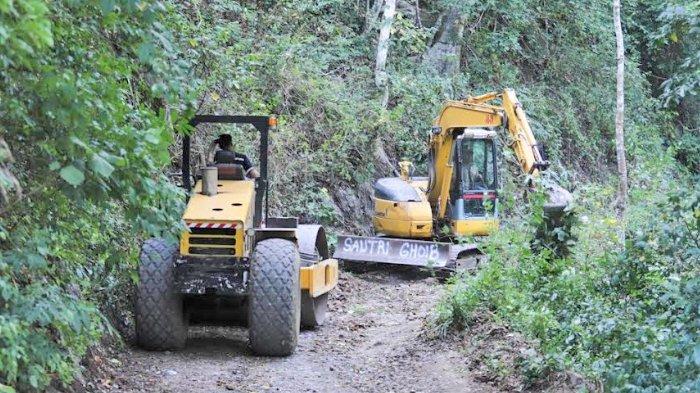 Tinjau Pembangunan Jalan Menuju Pantai Bande Alit, Bupati Jember Hendy Siswanto: Kurang 4 ...
