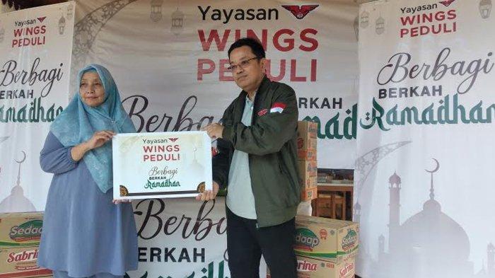 Program Berbagi Ramadhan Berkah 2024, Yayasan Wings Bagikan Ribuan Paket Sembako ke Warga Ngawi ...