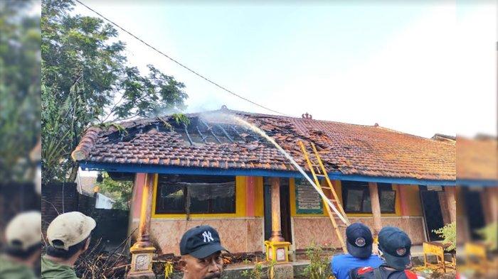 Perpustakaan Sekolah di Dusun Karang Tengah Situbondo Terbakar, Kerugian Capai Puluhan Juta ...
