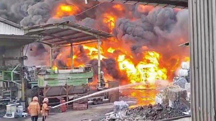 Kebakaran Hebat di Pabrik Plastik PT Langgeng Jaya Plastindo di Kedamean Gresik - Surya.co.id