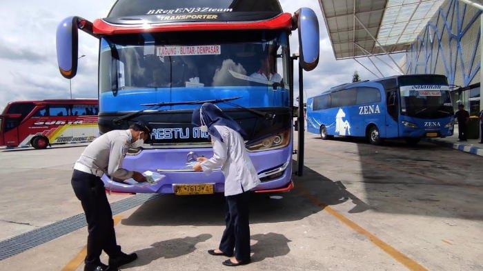 Persiapan Angkutan Nataru 2022, Petugas Terminal Patria Blitar Ramp ...