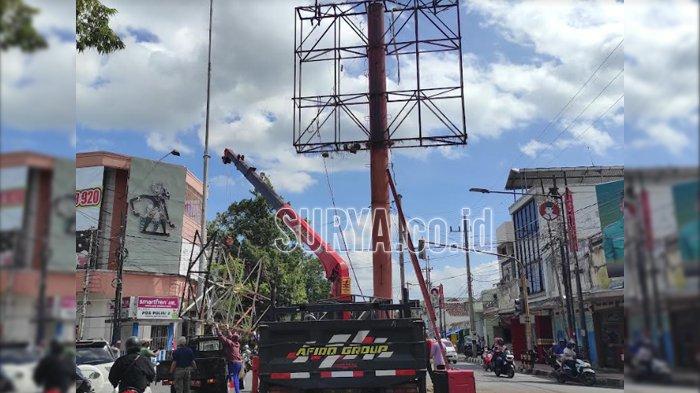 Papan Reklame Melintang di Atas Jl Merdeka Kota Blitar Dibongkar ...