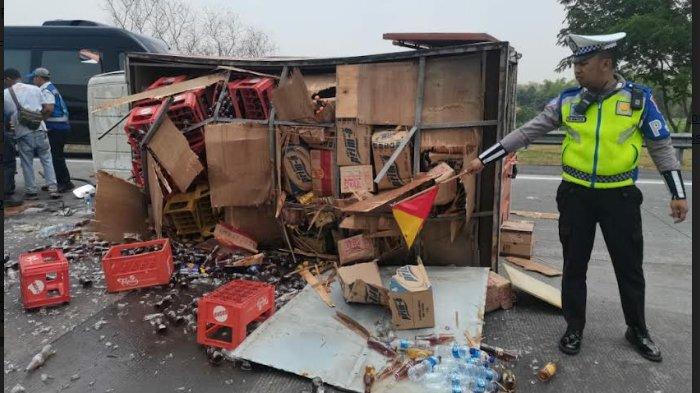 KRONOLOGI Truk Box Fuso Muat Teh dan Air Kemasan Terguling di Tol Surabaya-Mojokerto - Surya.co.id