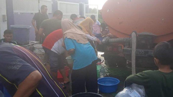 Puluhan Pelanggan PDAM Gresik Urunan Beli Air, Akibat Proyek Jalan di Cerme Pecahkan Pipa Air ...