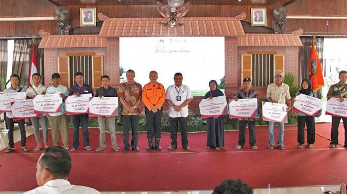 Pj Bupati Nganjuk Sri Handoko Serahkan BSPS untuk Tingkatkan Kualitas Rumah Warga agar Layak ...