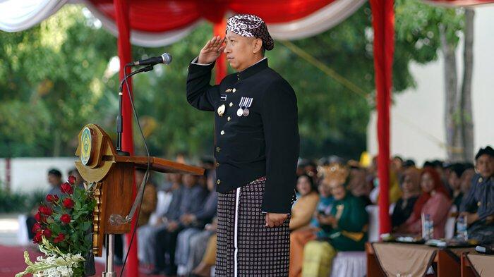 Pj Bupati Nganjuk Sri Handoko Taruna Pimpin Upacara Hari Lahir Pancasila Kenakan Pakaian Adat ...