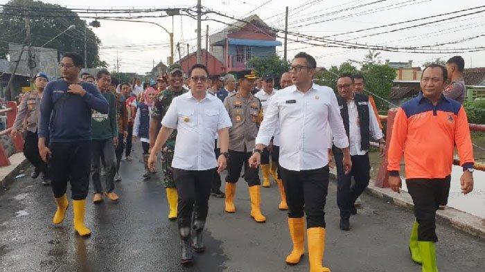 Pj Gubernur Jatim Adhy Karyono Tinjau Banjir di Kota Mojokerto, Bantu Logistik Hingga Mesin ...