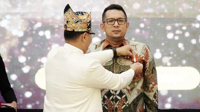 Pj Wali Kota Mojokerto Ali Kuncoro Diganjar Lencana Hakaryo Guno Mamayu Bawono - Surya.co.id