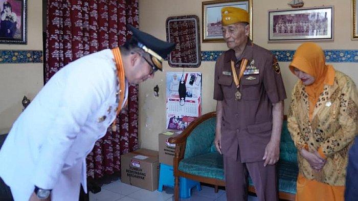 Momen HUT RI ke-79, Veteran dan Janda Perang di Kota Mojokerto dapat Bingkisan dari Pj Ali ...