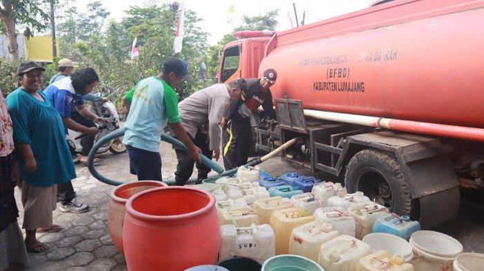 Bantu Warga Terdampak Kekeringan, Polres Lumajang Salurkan 15 Truk Air Bersih - Surya.co.id