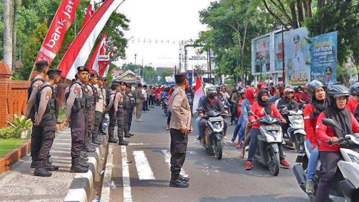 500 Personel Polres Nganjuk Amankan Aksi Hari Buruh 2024 - Surya.co.id