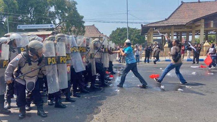 Pastikan Kesiapan Aparat, Polres Ponorogo Gelar Simulasi Pengamanan Pemilu 2024 - Surya.co.id