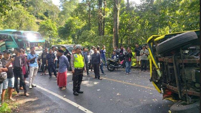 Truk Box Pengangkut Ikan Terguling di Jalur Gumitir Jember, Berawal ... Truk Box Pengangkut Ikan Terguling di Jalur Gumitir Jember, Berawal ...