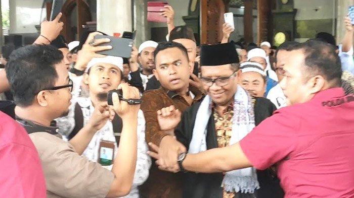 Diteriaki ‘Pak Mahfud Presiden’, ‘Prabowo-Pak Mahfud’ di Bangkalan ...