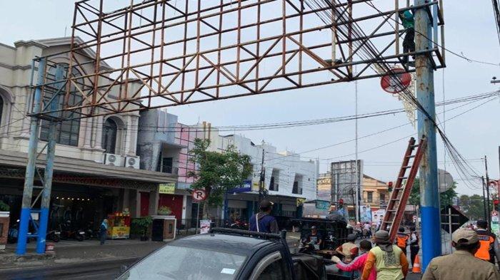 Satpol PP Kota Blitar Kembali Bongkar 1 Papan Reklame Bando di Jalan ...