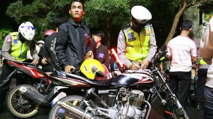 Razia di Jalan Protokol Kota Mojokerto, Polisi Amankan Puluhan Motor Berknalpot Brong - Surya.co.id