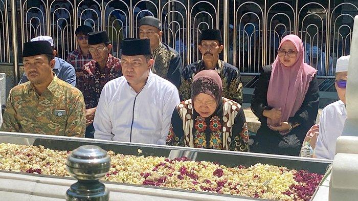 Risma-Gus Hans Kompak Ziarah ke Makam Sunan Ampel di Surabaya - Surya.co.id