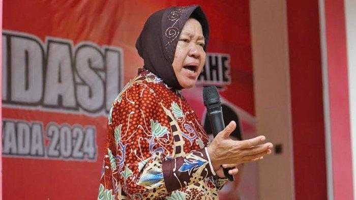 Risma Terdiam dan Hentikan Pidato saat Kakek Berpakaian Lusuh Lewat ...