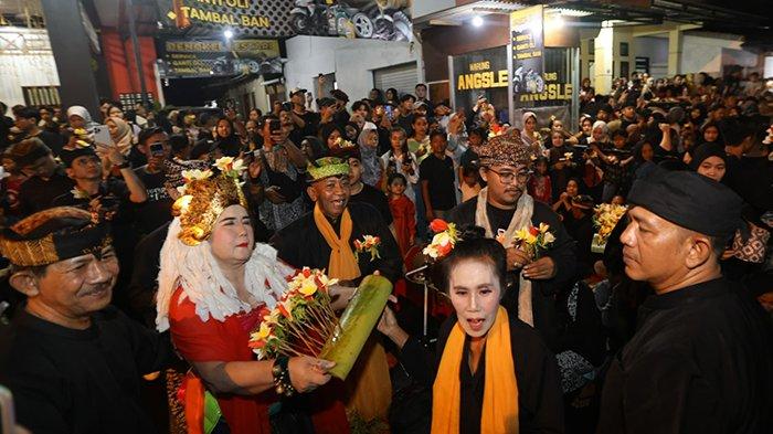 Ritual Adat Seblang Bakungan Banyuwangi yang Berusia Ratusan Tahun ...