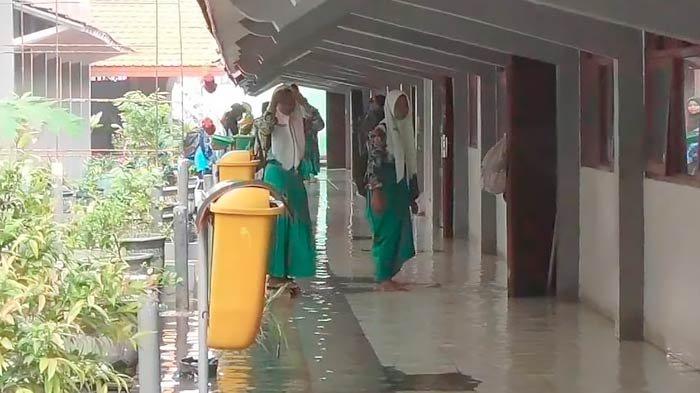 Meski Sekolahnya Langganan Terendam Banjir, Siswa SMP Negeri di Tanggulangin Sidoarjo Tetap ...