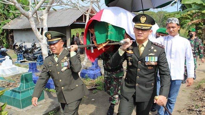 SOSOK Letkol Hendra Saputra Dandim yang Ikut Gotong Jenazah Anak ...