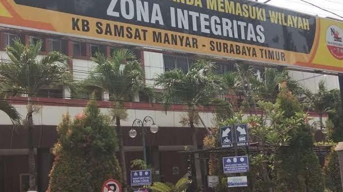 Samsat Manyar Surabaya Bakal Berantas Calo STNK - Surya.co.id