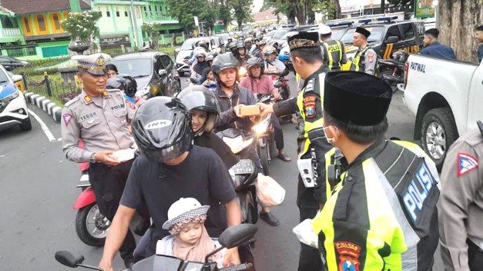 Satlantas Polres Lumajang Bagikan Takjil Buka Puasa Sambil Beri Edukasi Keselamatan Berkendara ...
