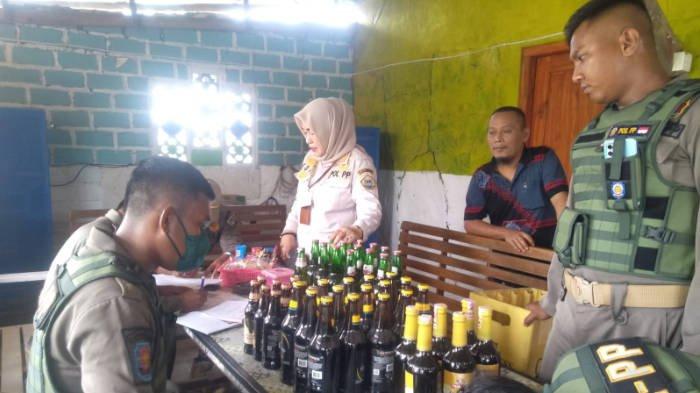 Puluhan Botol Miras Disita dari Warung yang Meresahkan Warga di Ujungpangkah Gresik - Surya.co.id