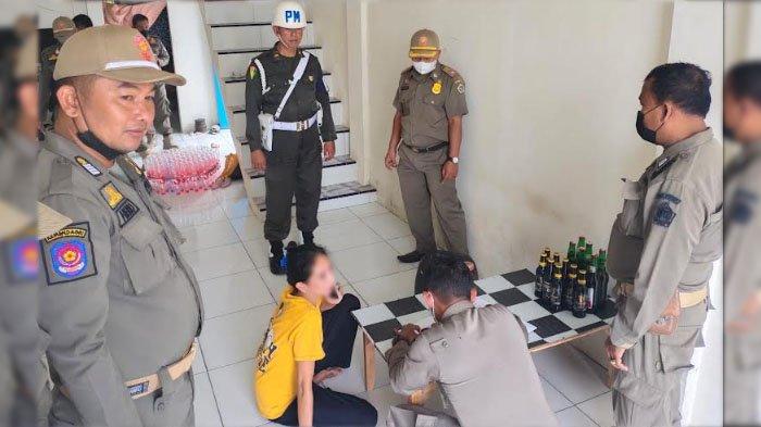 Satpol PP Amankan Puluhan Botol Miras di Warung Kopi Wilayah Gresik Utara - Surya.co.id
