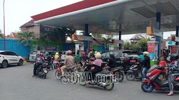 Sesaat Jelang Kenaikan Harga BBM, Hanya Ada Sedikit Antrean di SPBU Kabupaten Lamongan - Surya.co.id