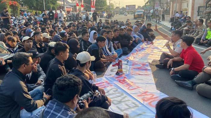 Sekda Ponorogo Agus Pramono Temui Fans Persepon yang Gelar Demo di ...