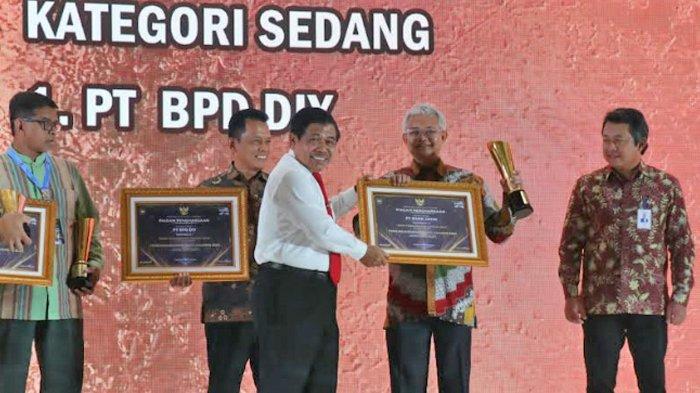 Bank Jatim Raih Penghargaan BUMD Awards 2023 Kemendagri RI - Surya.co.id