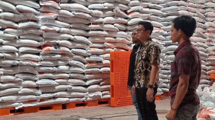 3.700 Ton Beras Menggunung di Gudang Bulog Jember, Dipastikan Cukup Selama Puasa Sampai Lebaran ...
