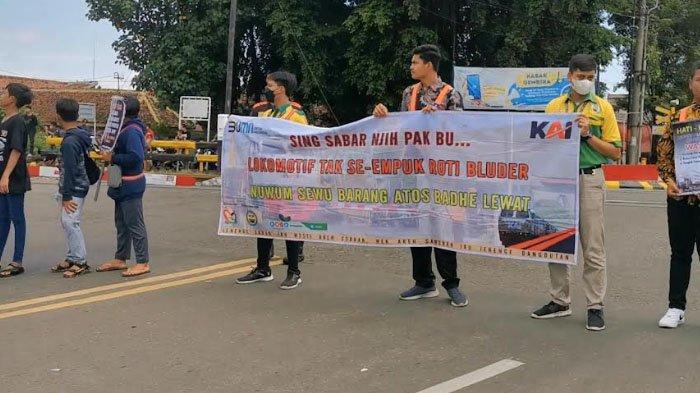 Bulan Kasih Sayang, Daop 7 Madiun Sosialisasikan Keselamatan di Perlintasan Sebidang Kereta Api ...