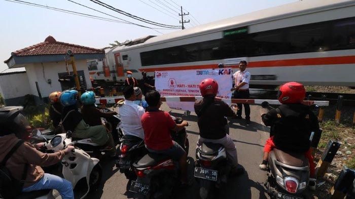 KAI Daop 8 Surabaya Sosialiasi Keselamatan di Perlintasan Kereta Api Cerme Gresik - Surya.co.id