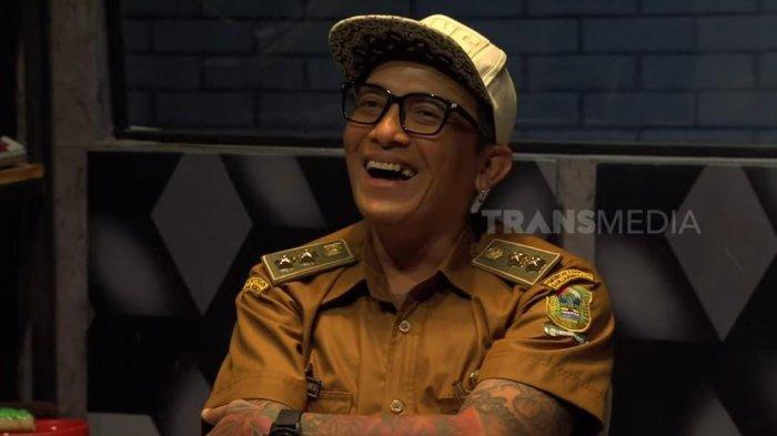 Sosok Hoho Alkaf, Kepala Desa yang Viral di TikTok karena Prestasi dan Badan Dipenuhi Tato ...