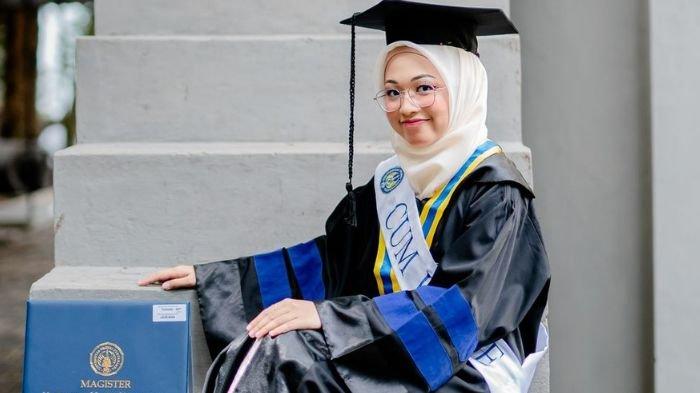 Sosok Risa Mahasiswi S2 UNY yang Raih Predikat Cumlaude, Dulu Lulus S1 Tanpa Skripsi - Surya.co.id