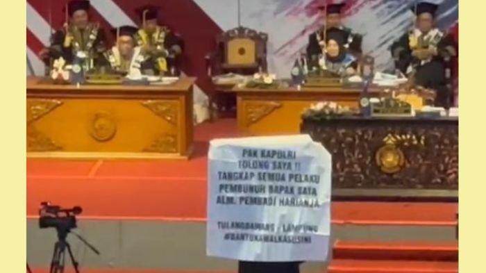 Sosok Wisudawan Universitas Negeri Malang Bawa Spanduk Minta Tolong ...