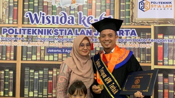 Sosok Zahwan Anak Kuli Bangunan Jadi Wisudawan Terbaik Program Doktor Politeknik STIA LAN ...