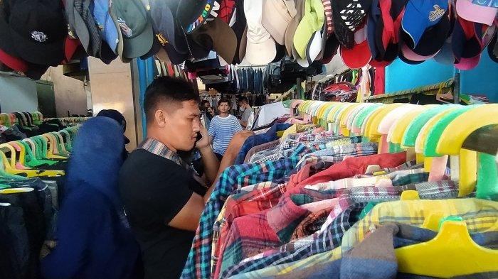Jelang Lebaran, Banyak Warga Berburu Pakaian Second di Pasar Loak ...