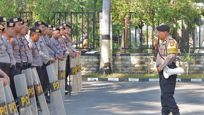 Polres Nganjuk Gelar Latihan Personel Kompi Dalmas untuk Pengamanan Pilkada 2024 - Surya.co.id