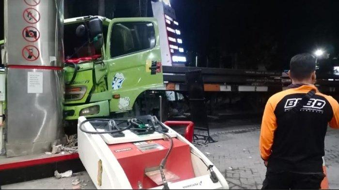 KRONOLOGI Tronton Seruduk Mesin SPBU di Surabaya Utara Saat Antre Isi Bahan Bakar - Surya.co.id