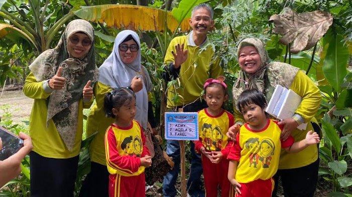 Ajarkan Cinta Lingkungan, Siswa TK Gresik Tanam Pohon di Bantaran ...