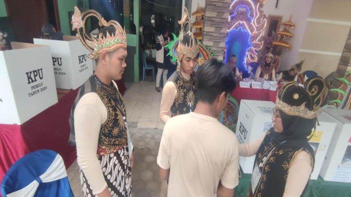 Arjuna dan Gatotkaca Jadi Petugas KPPS, TPS di Kampung Seni Bojonegoro ...