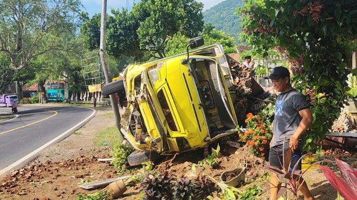 Diduga Sopir Mengantuk, Truk Muat Telur Terguling Setelah Tabrak Rumah Warga Karangsoko ...